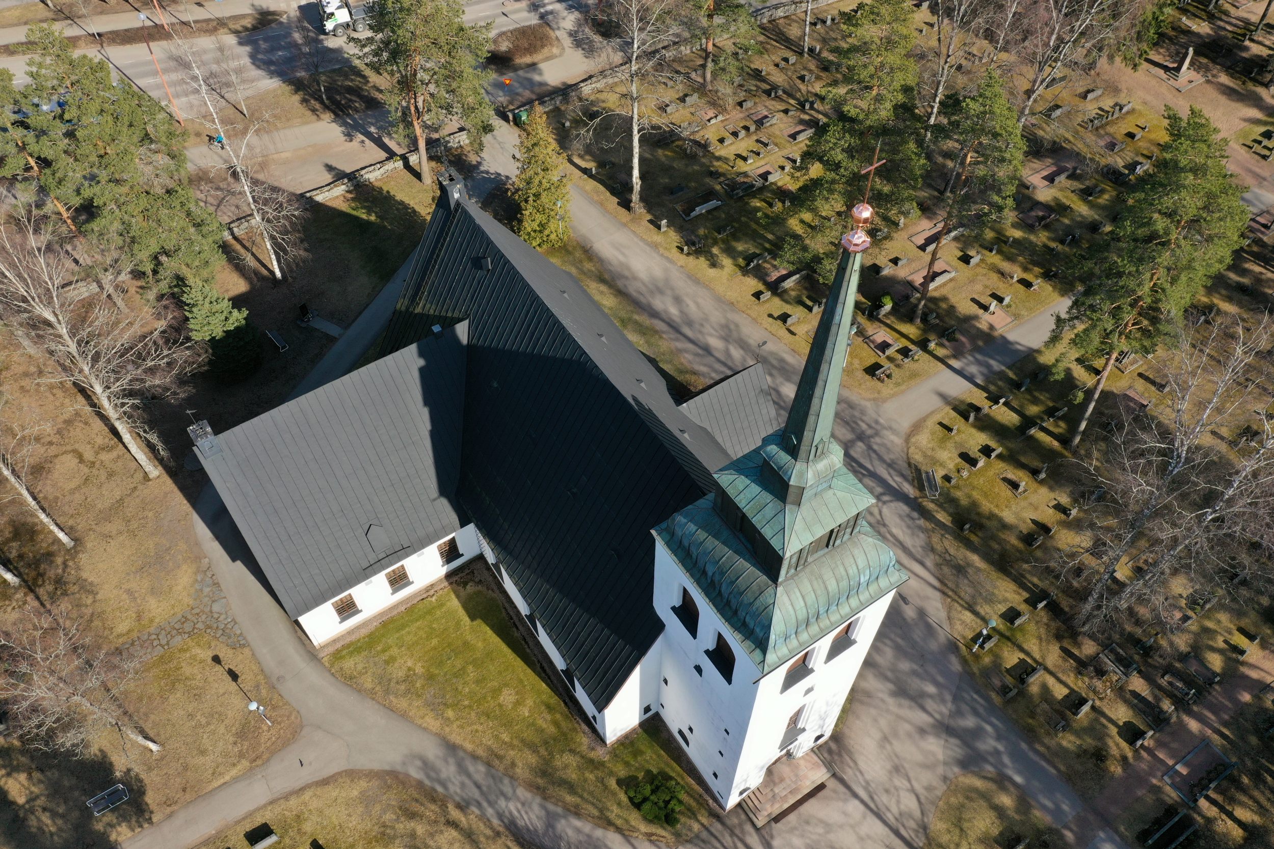 Valkealan kirkon kellotorniin uusi risti - Kaakkois-Suomi